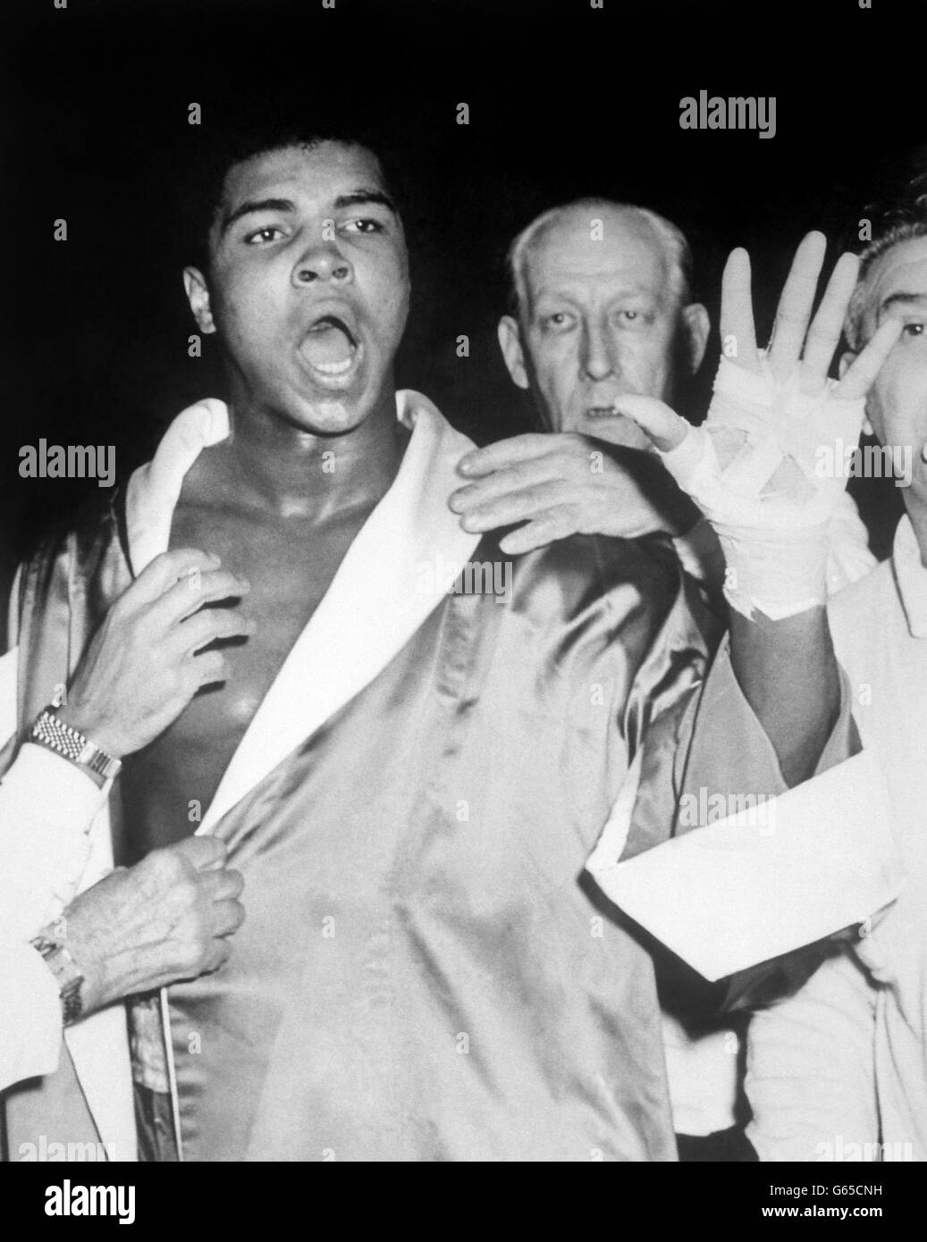Henry cooper to fight cassius clay hi-res stock photography and images ...