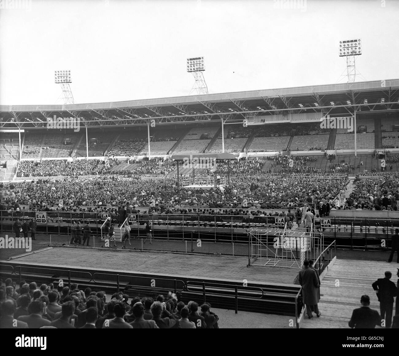 Wembley stadium crowd boxing hi-res stock photography and images - Alamy