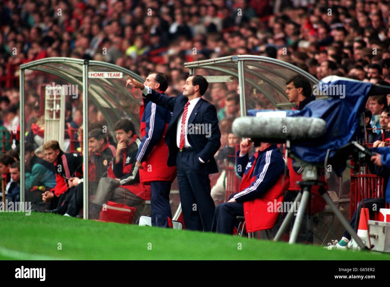 George graham standing in dugout hi-res stock photography and images ...