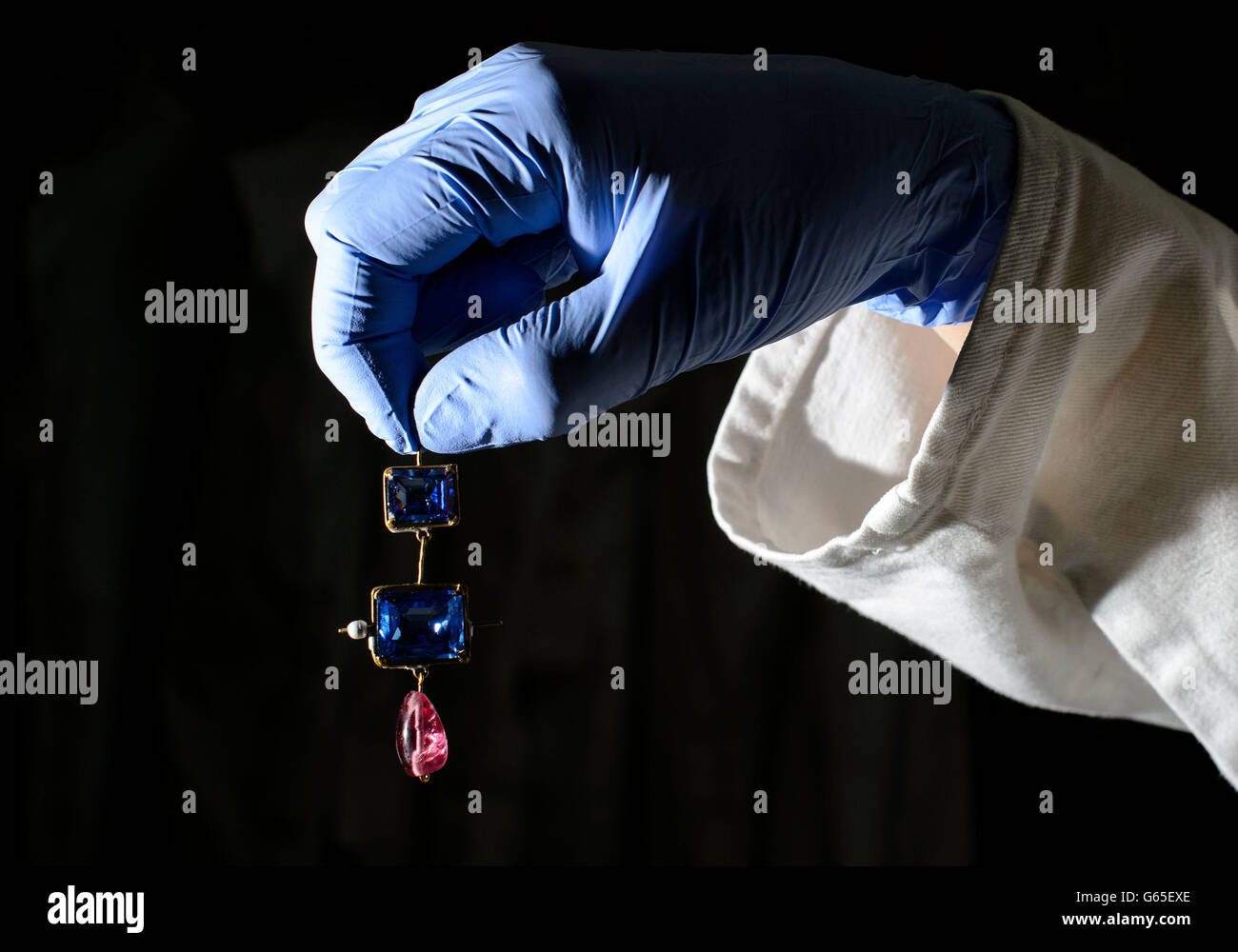 The worlds largest collection of elizabethan and early stuart jewellery ...