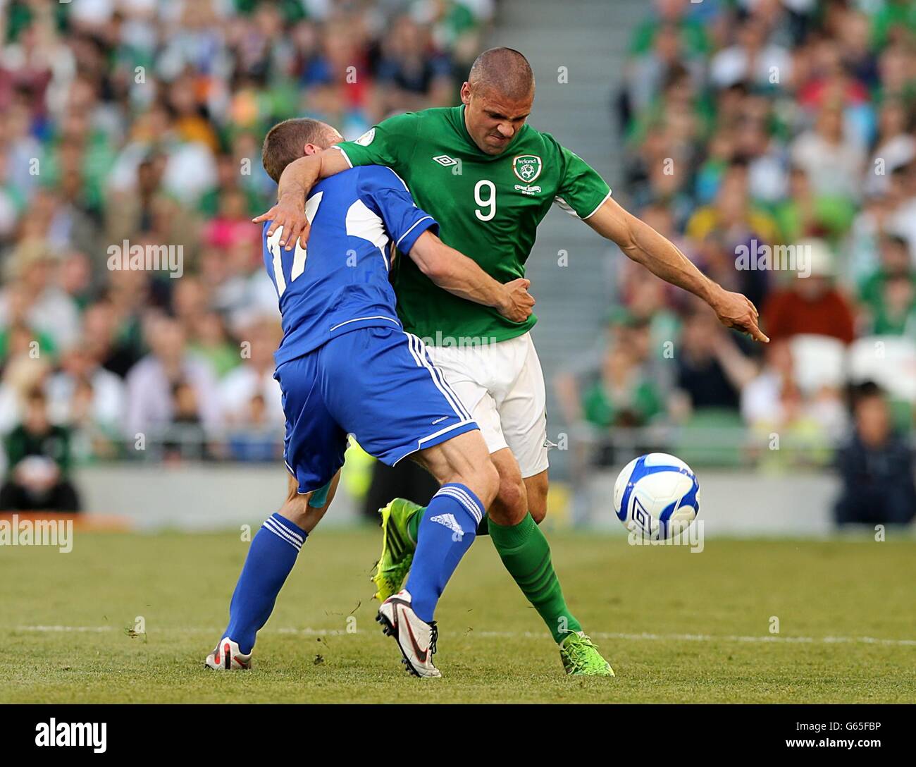 Republic of Ireland's Jonathan Walters (right) and Faroe Island's ...