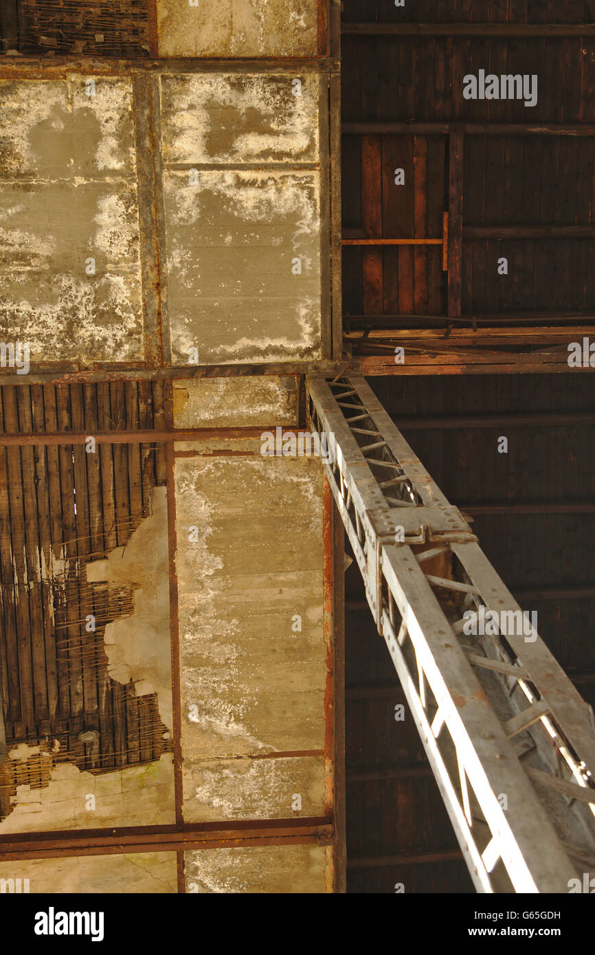 Crumbling column hi-res stock photography and images - Alamy