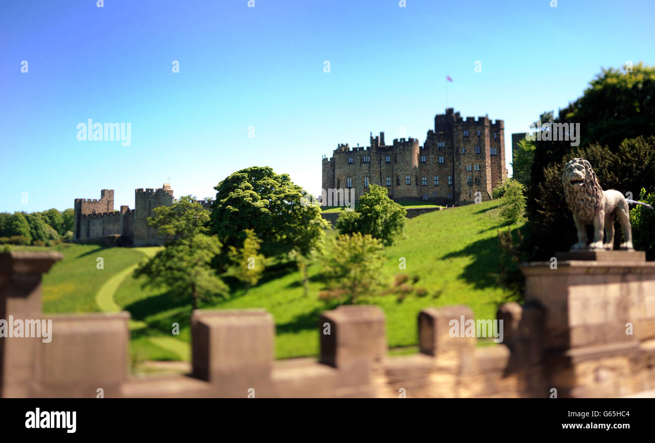 Alnwick Castle is the residence of the Duke of Northumberland, built ...