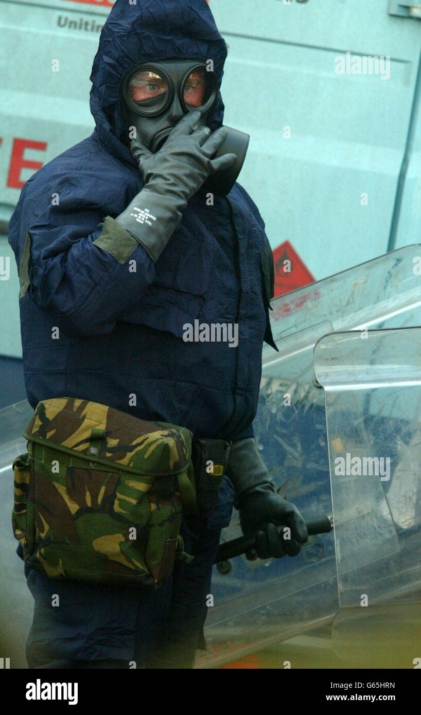 Police officer wearing gas mask hi-res stock photography and images - Alamy