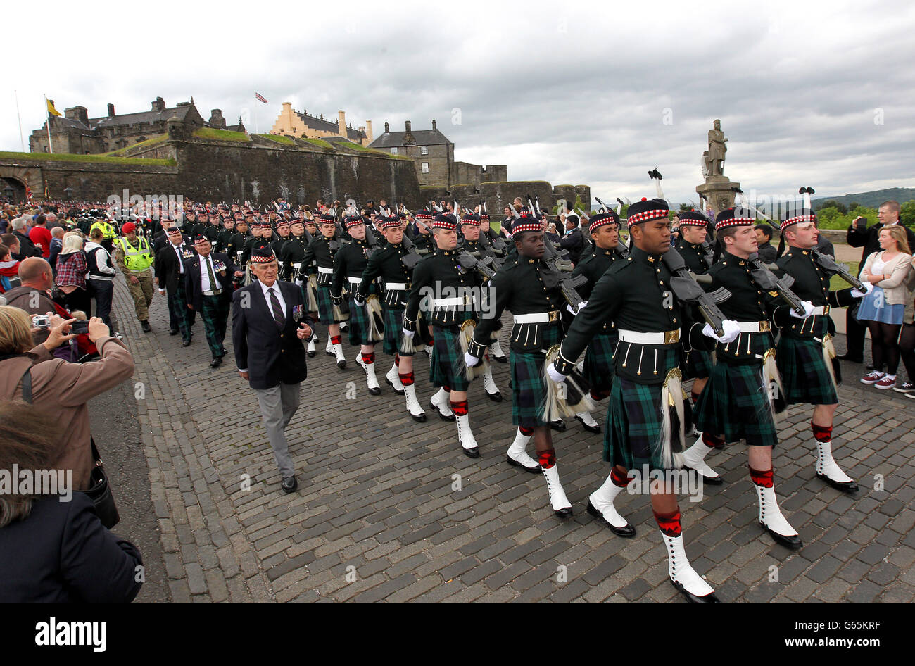 Soldiers from the Argyll and Sutherland Highlanders parade from ...