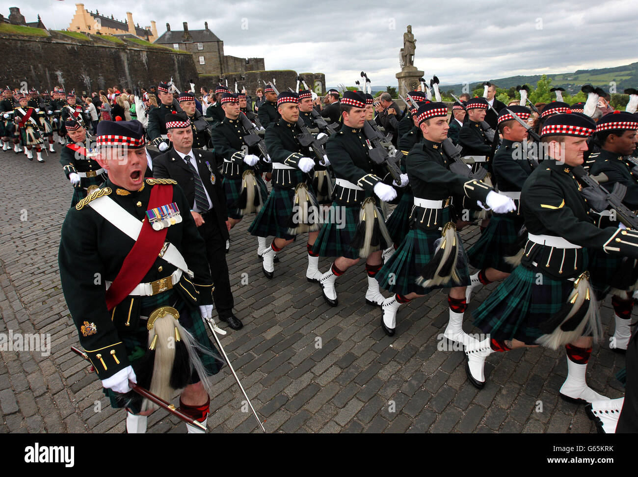 Soldiers from the Argyll and Sutherland Highlanders parade from ...