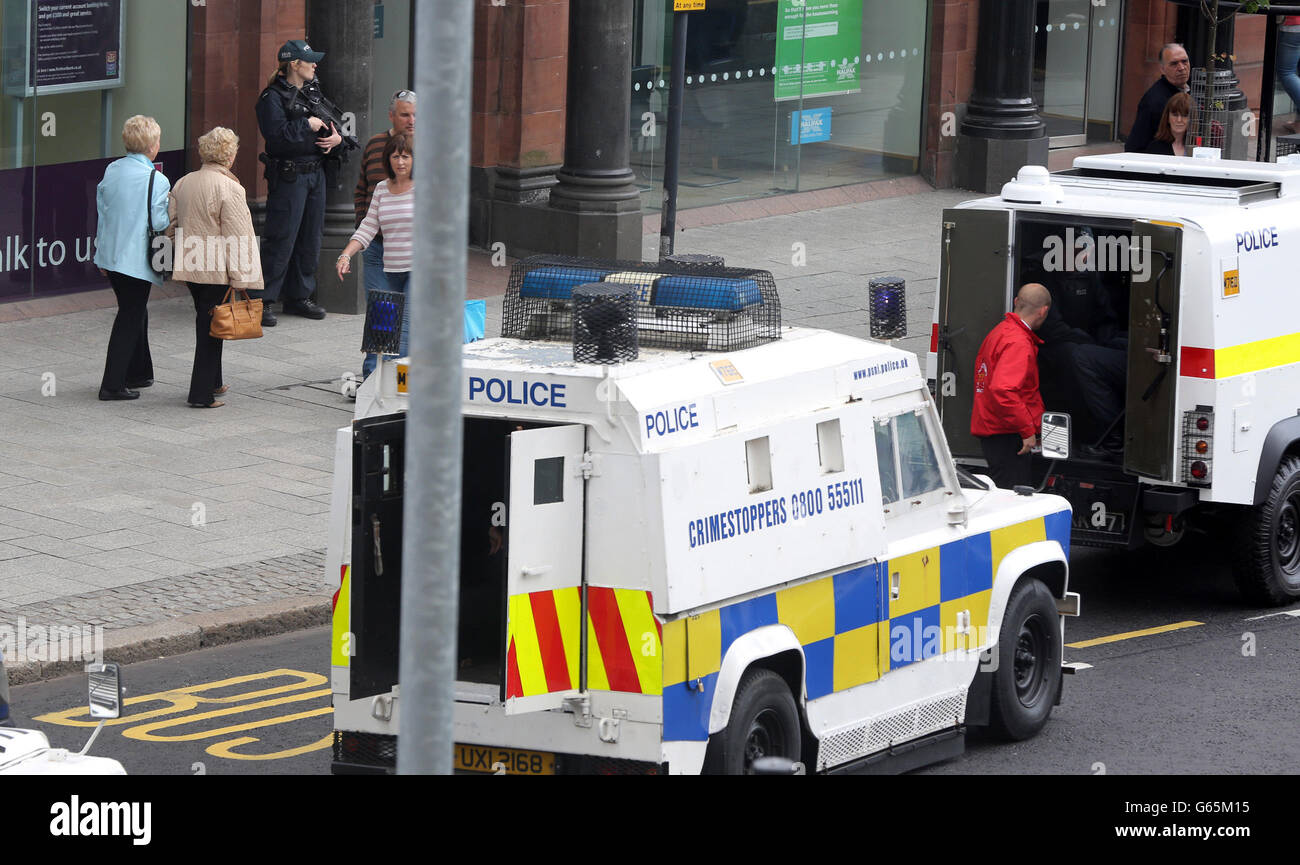Armed police patrols in belfast city centre hi-res stock photography ...