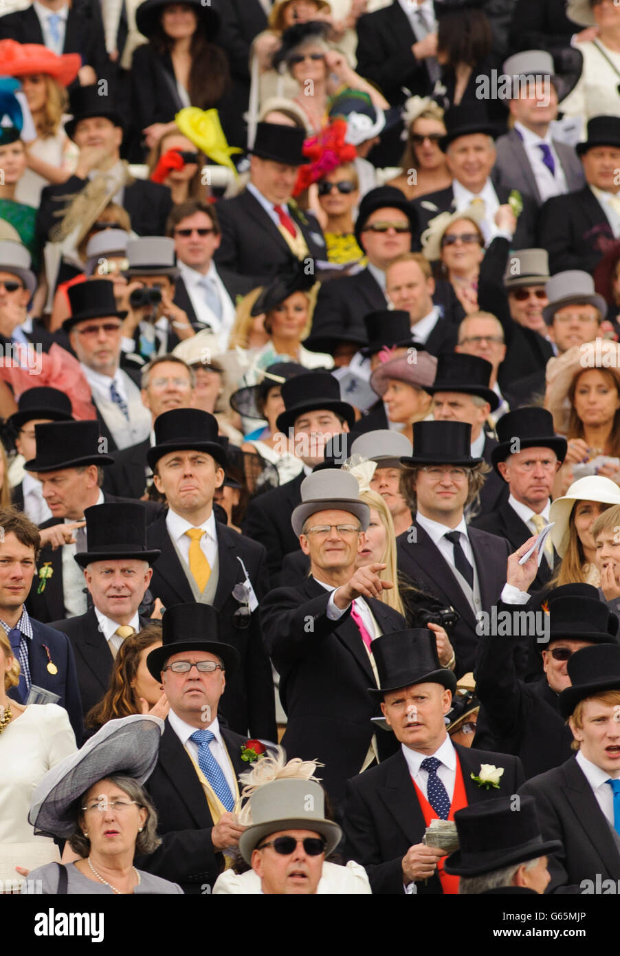 The queens stand at epsom downs racecourse hi-res stock photography and ...