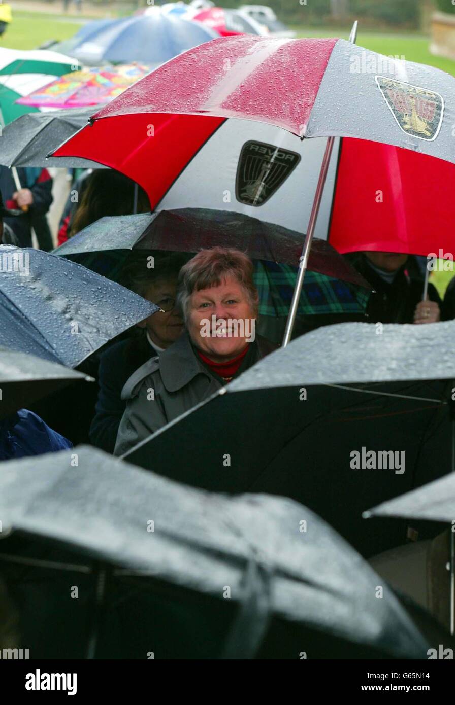 Royal raining umbrella fans crowd smiling xmasroyals hi-res stock ...