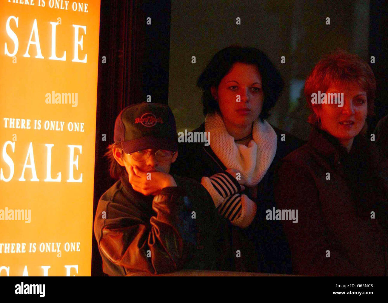 People queing for opening of the Harrods winter sale Stock Photo - Alamy