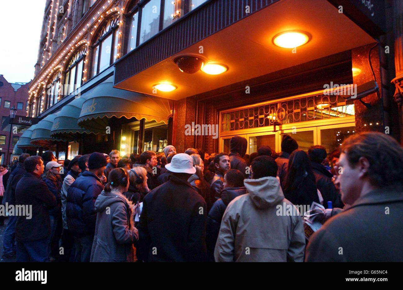 People queing for opening of the Harrods winter sale Stock Photo - Alamy