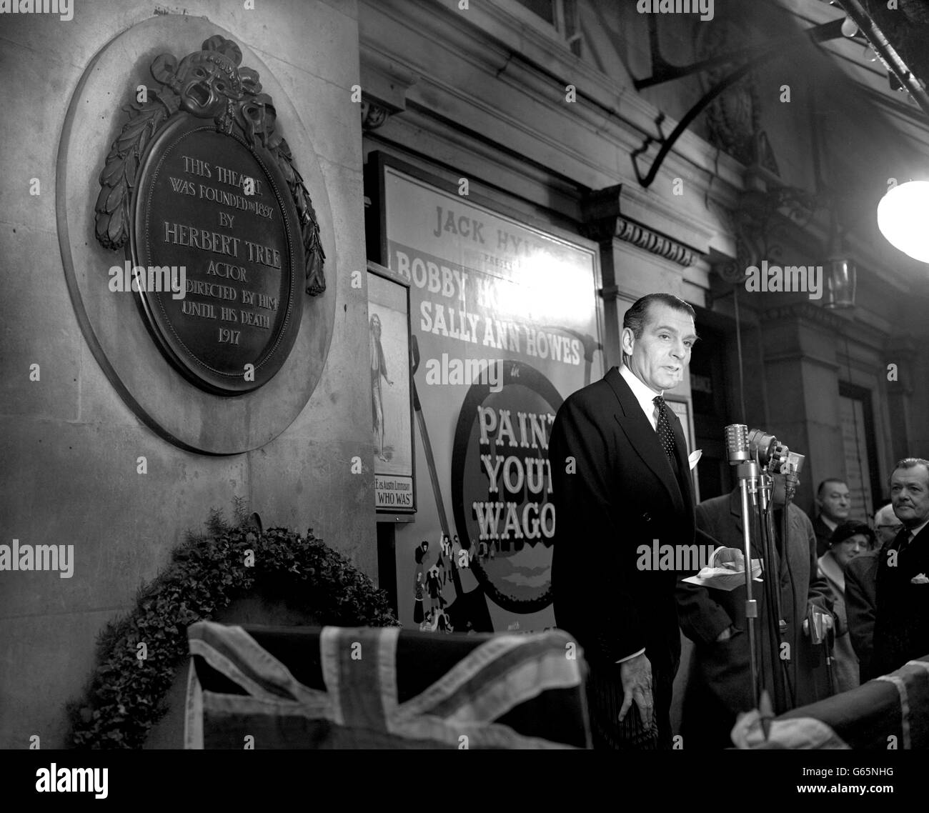 Sir Laurence Olivier addresses a gathering of actors and actresses at ...