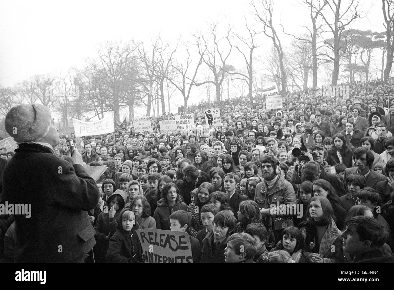 A big crowd listening Stock Photo - Alamy