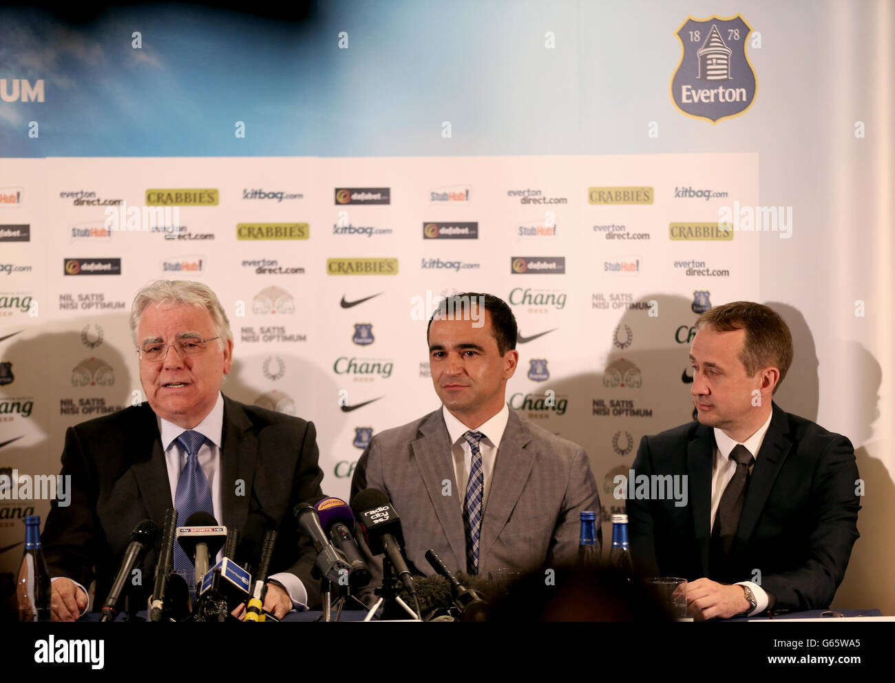 (left to right) Everton Chairman Bill Kenwright, new manager Roberto ...