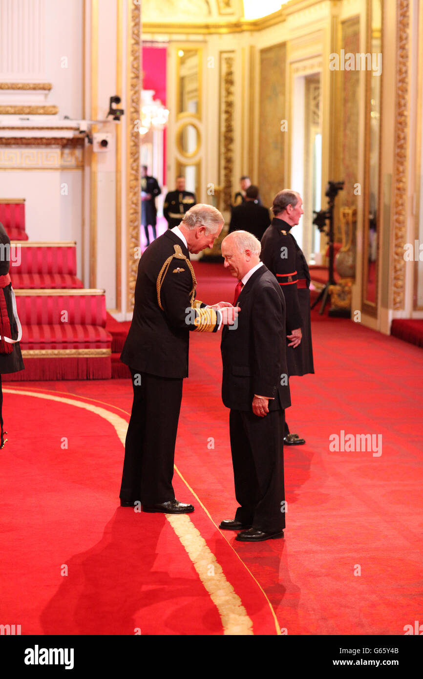 Charles at buckingham palace gates hi-res stock photography and images ...