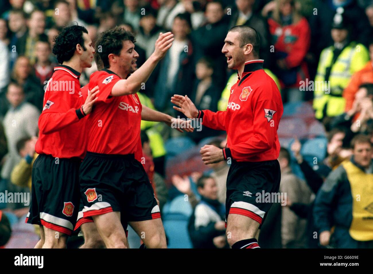 Manchester United's Eric Cantona celebrates with Keane and Giggs after ...