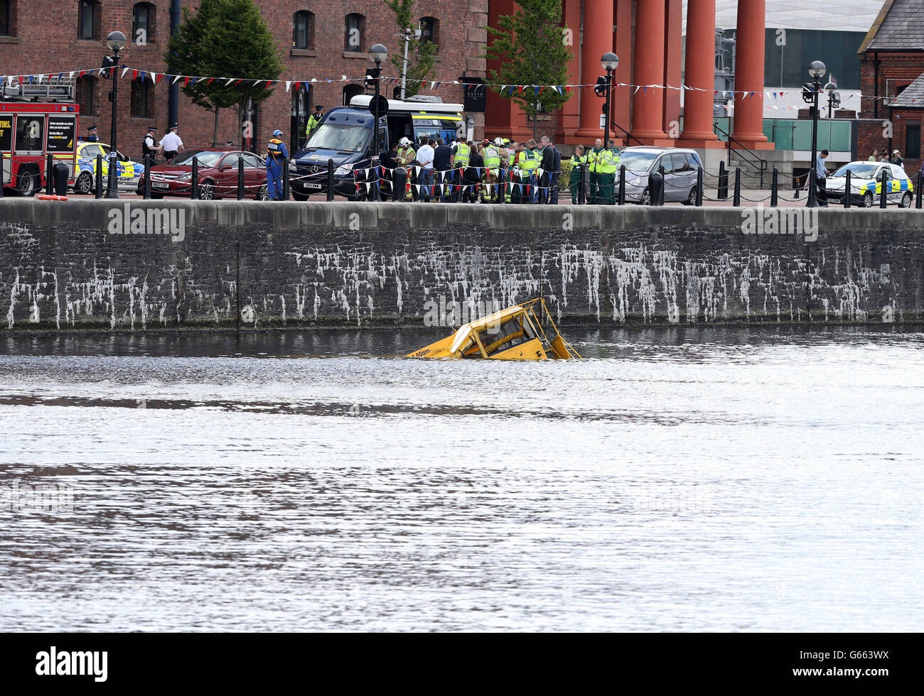 Amphibious tour bus sinks Stock Photo - Alamy