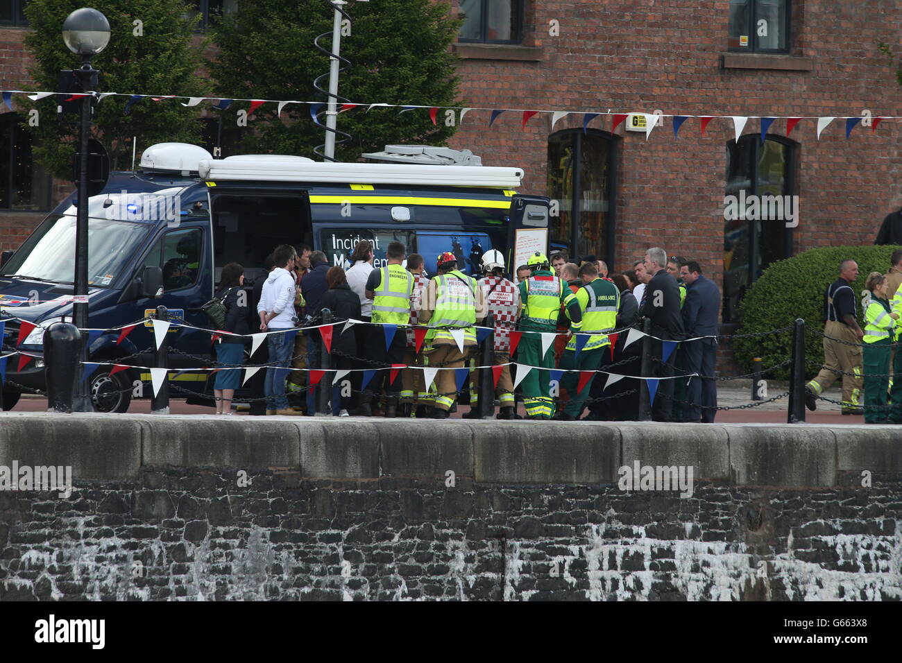 Amphibious tour bus sinks hi-res stock photography and images - Alamy