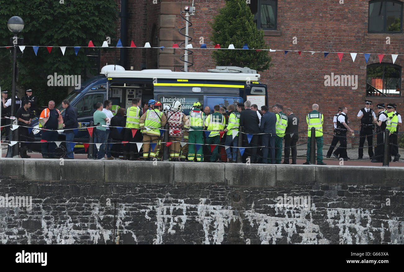 Amphibious tour bus sinks hi-res stock photography and images - Alamy