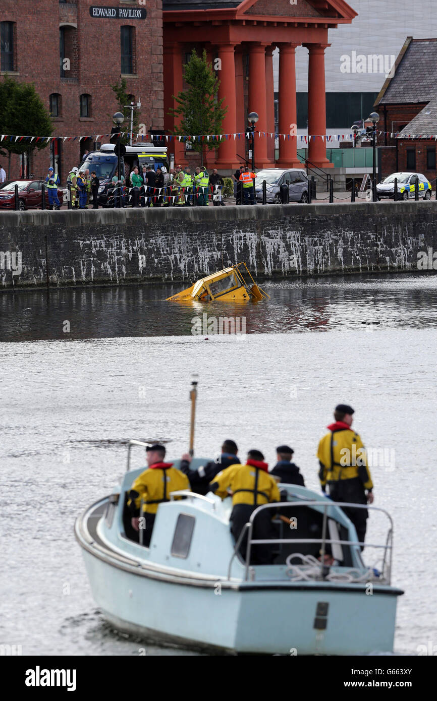 Amphibious tour bus sinks Stock Photo - Alamy