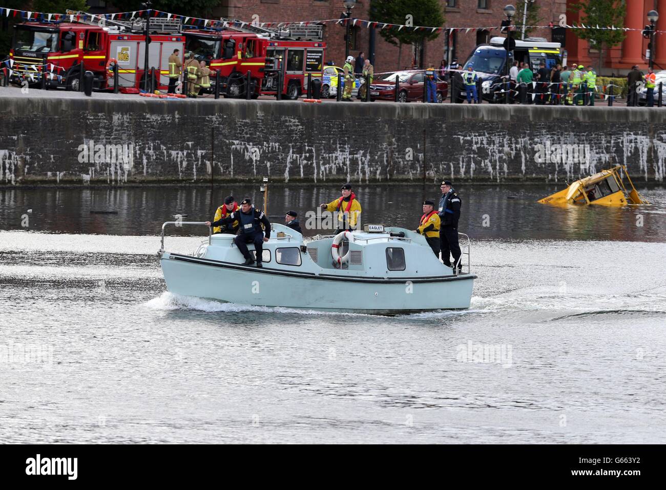 Amphibious tour bus sinks Stock Photo - Alamy