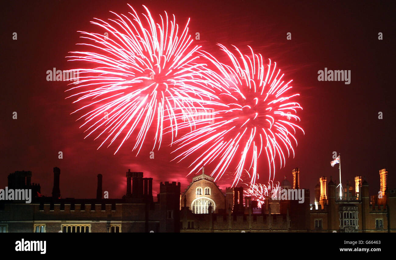 Fireworks at the Hampton Court Festival Stock Photo - Alamy