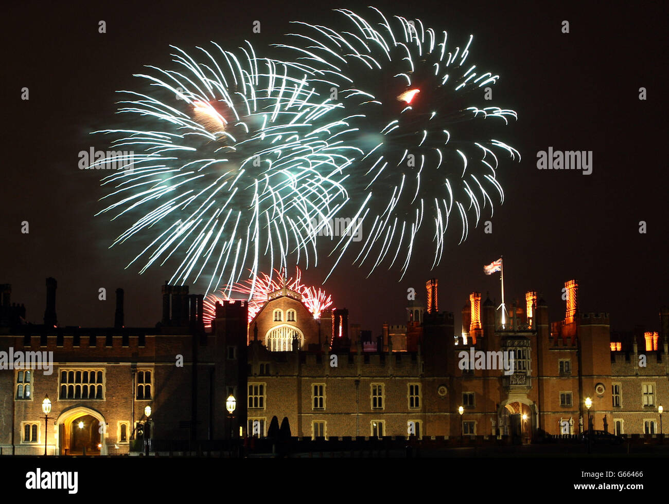 Fireworks at the Hampton Court Festival Stock Photo - Alamy