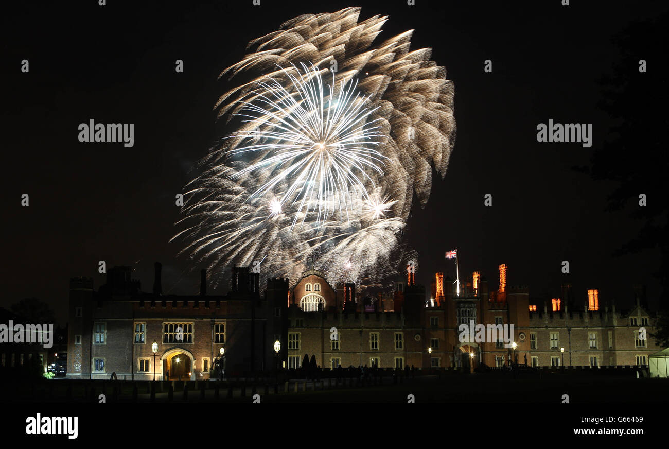 Fireworks at the Hampton Court Festival Stock Photo - Alamy