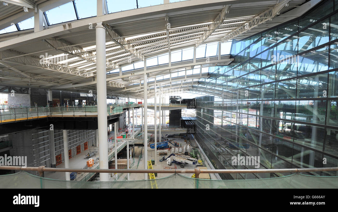 General view inside heathrows terminal 2 hi-res stock photography and ...
