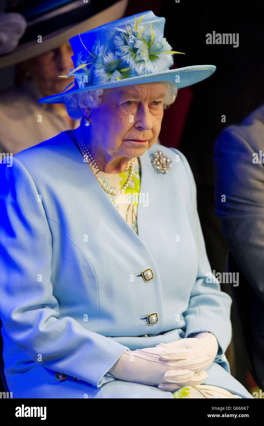 Queen elizabeth ii performance by musical act the script hi-res stock ...