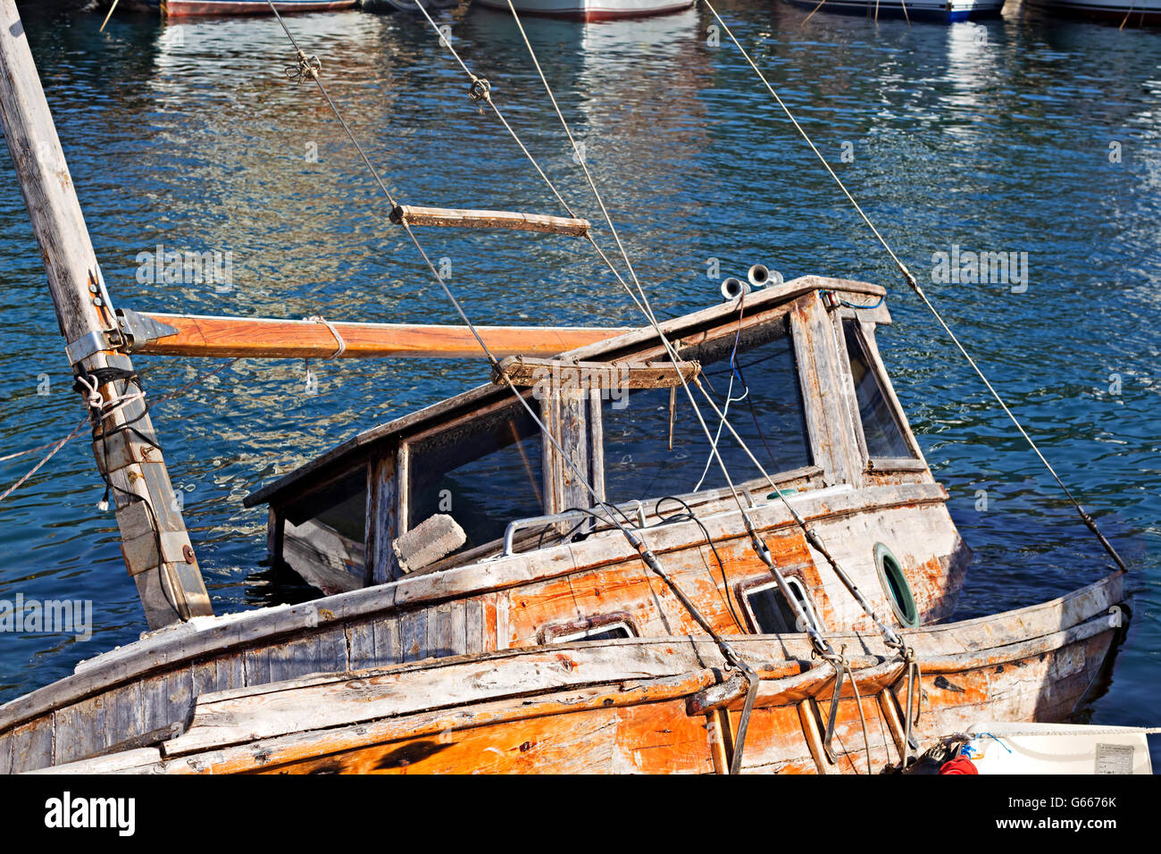 Submerged Boat Stock Photos & Submerged Boat Stock Images - Alamy