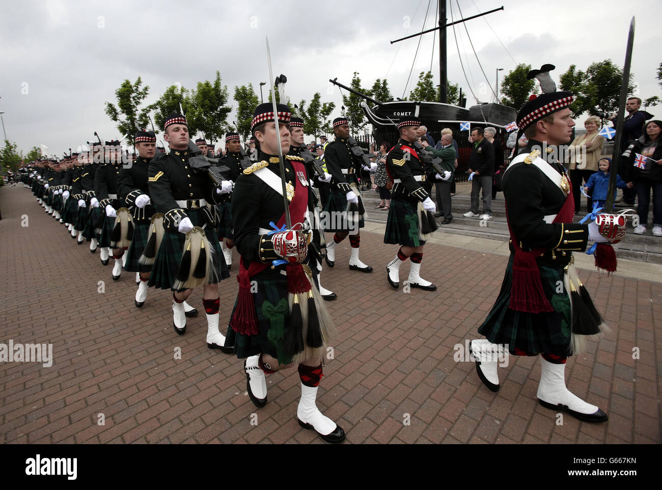 350 members of the Argyll and Sutherland Highlanders (5 SCOTS) parade ...