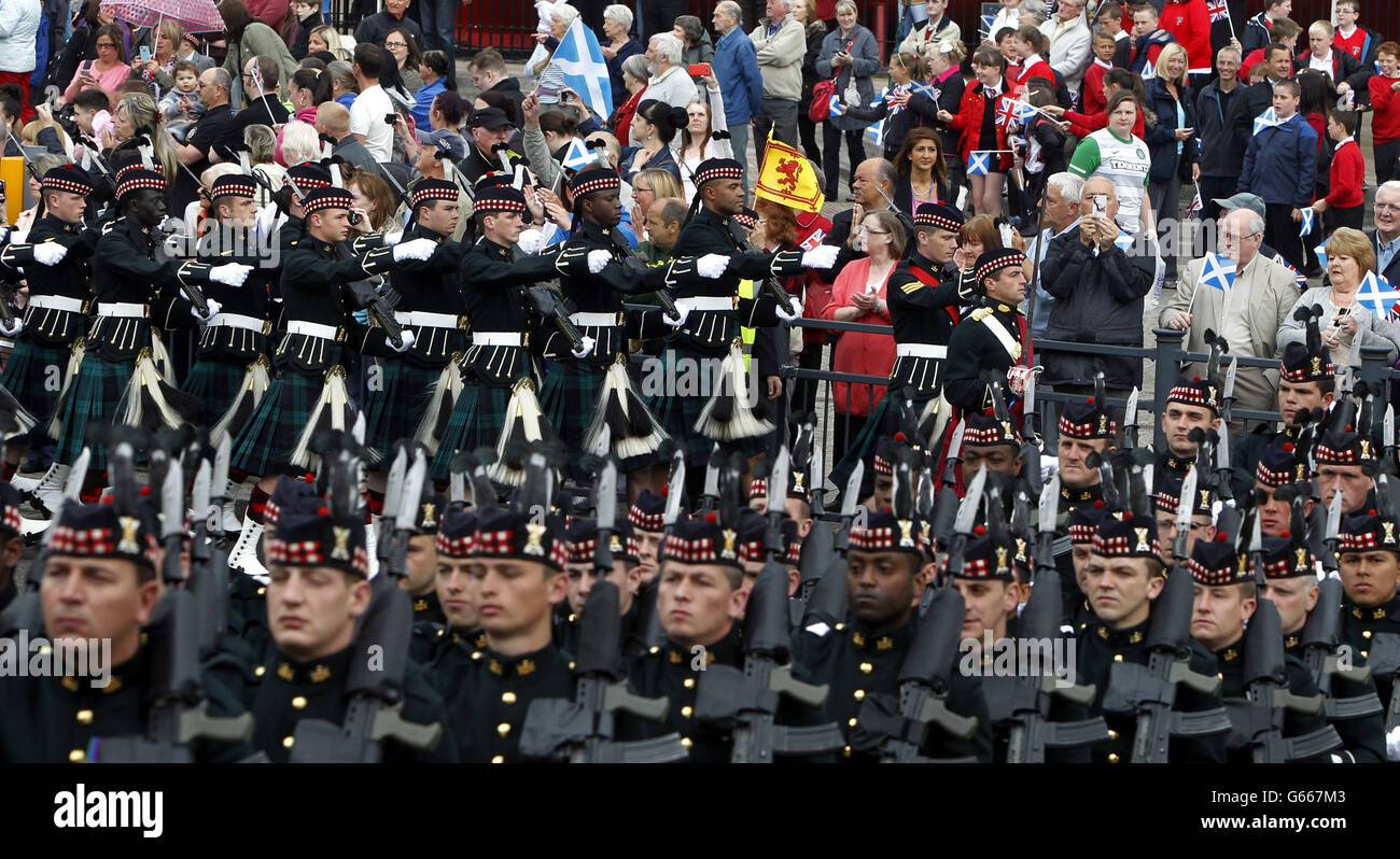 350 members of the Argyll and Sutherland Highlanders (5 SCOTS) parade ...