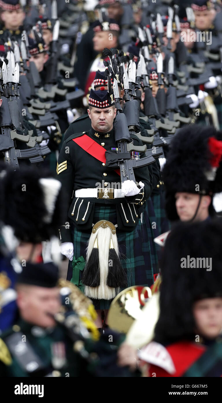 350 members of the Argyll and Sutherland Highlanders (5 SCOTS) parade ...