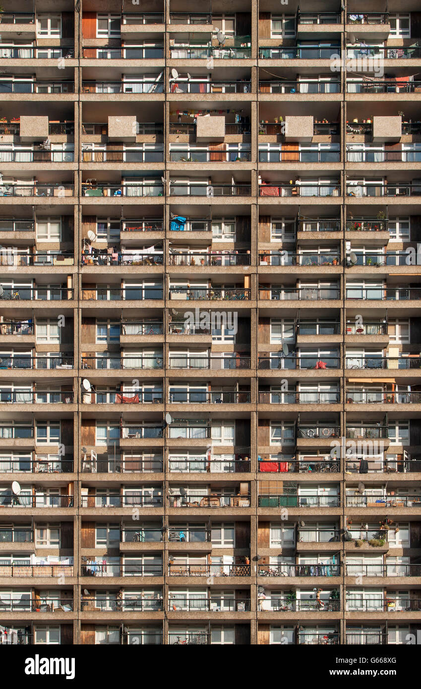 Trellick Tower, 98m tall 31-storey apartment block designed in ...