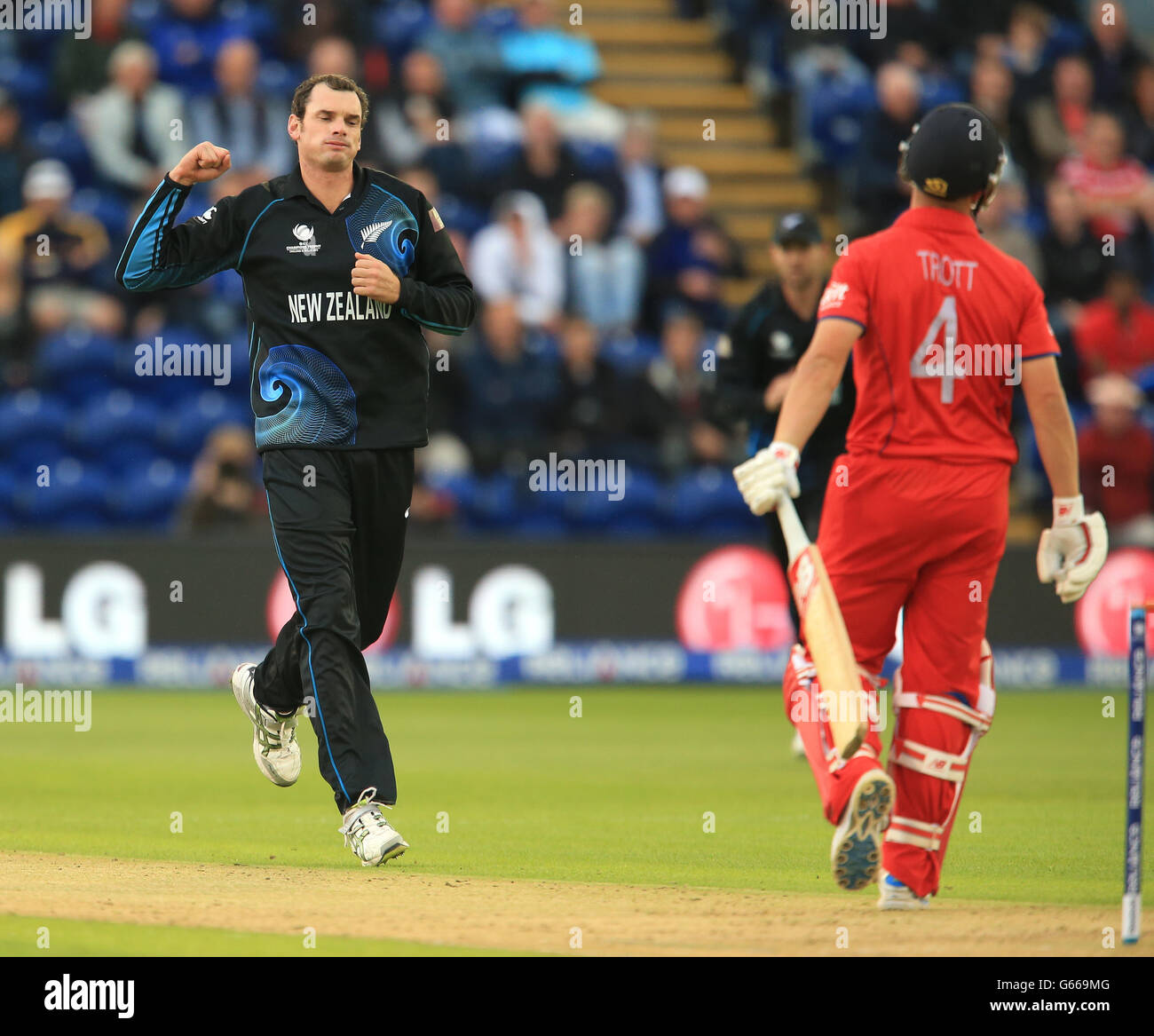 Kyle mills new zealand celebrates hi-res stock photography and images ...