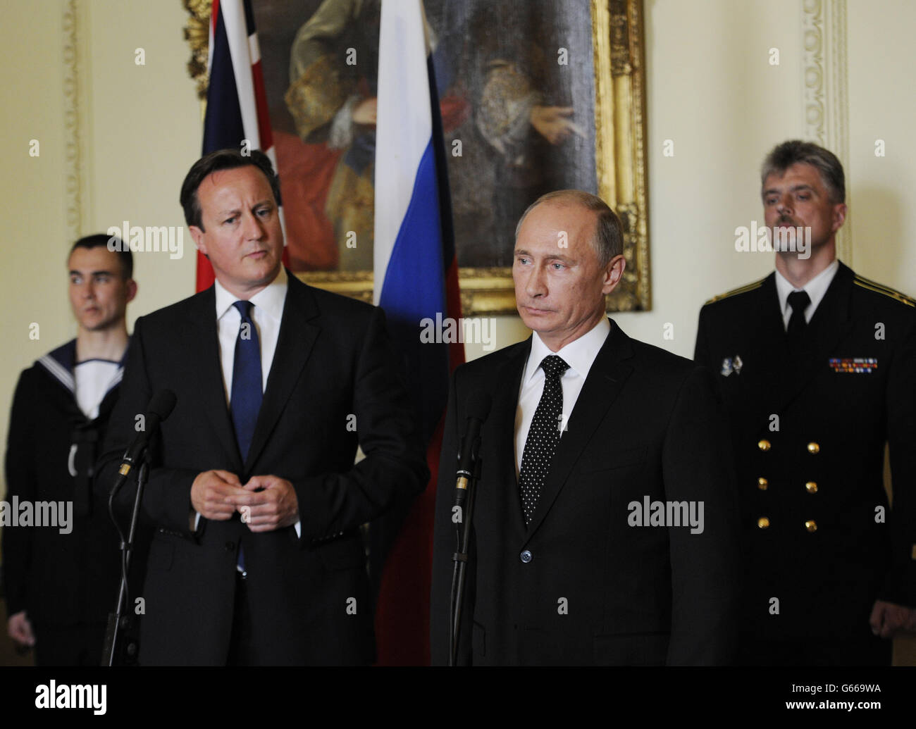 Prime Minister David Cameron (right) and Russian President Vladimir ...