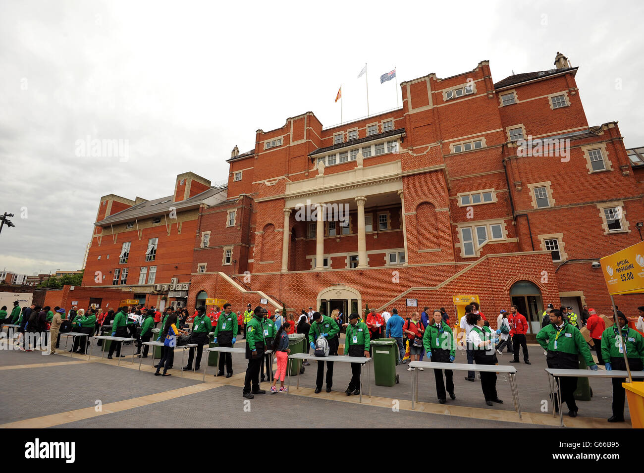 Check stand hi-res stock photography and images - Alamy