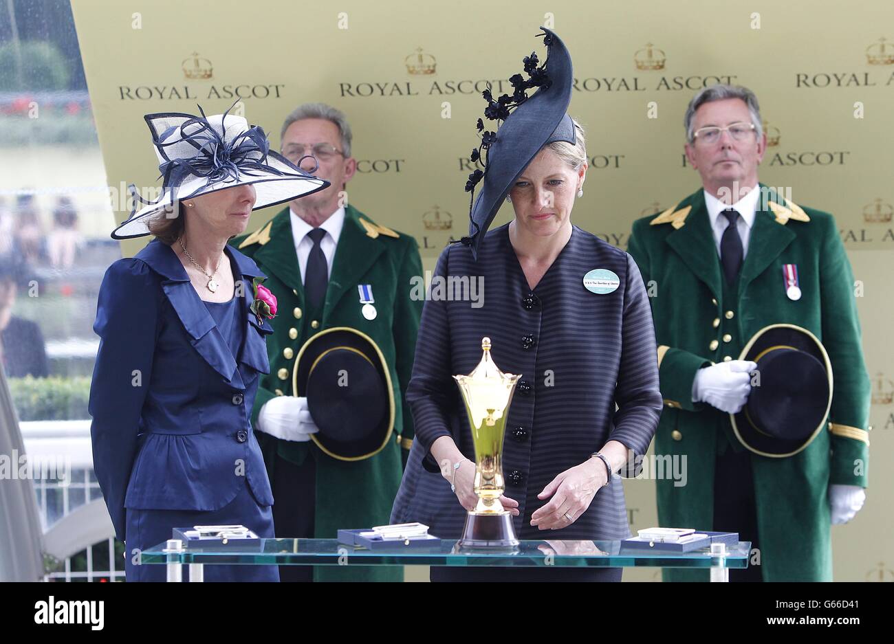 Presenters of the Queen's Vase In Memory Of Sir Henry Cecil Lady Cecil ...