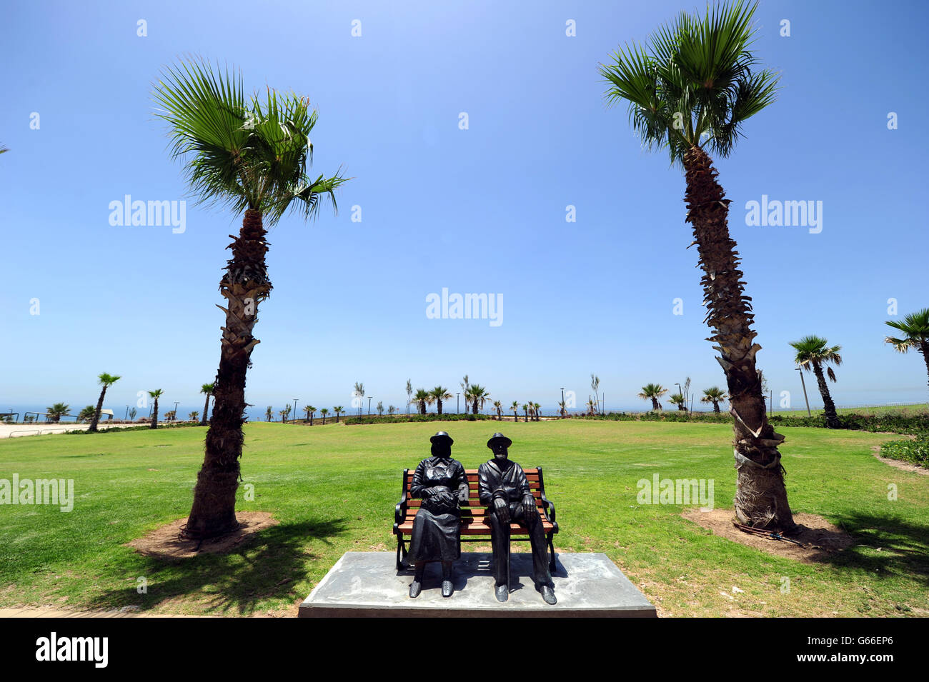 Bronze statue in netanya hi-res stock photography and images - Alamy