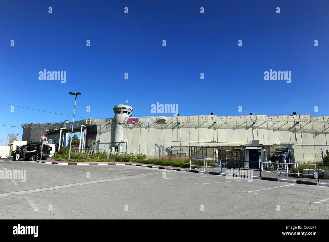 The security checkpoint manded by Israeli soldiers dividing Jerusalem ...