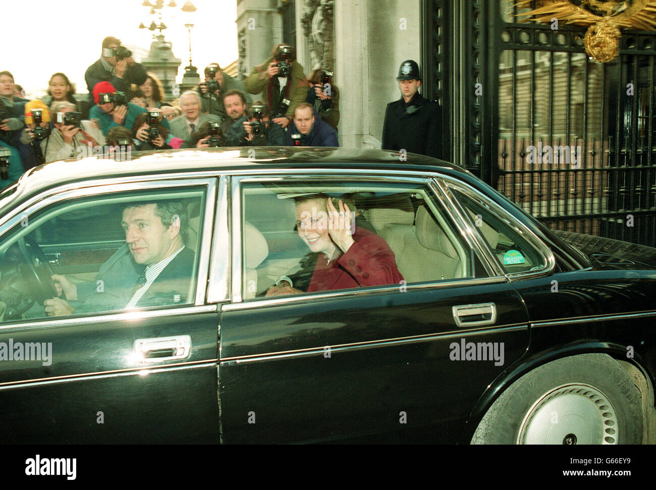Margaret thatcher leaving buckingham palace hi-res stock photography ...