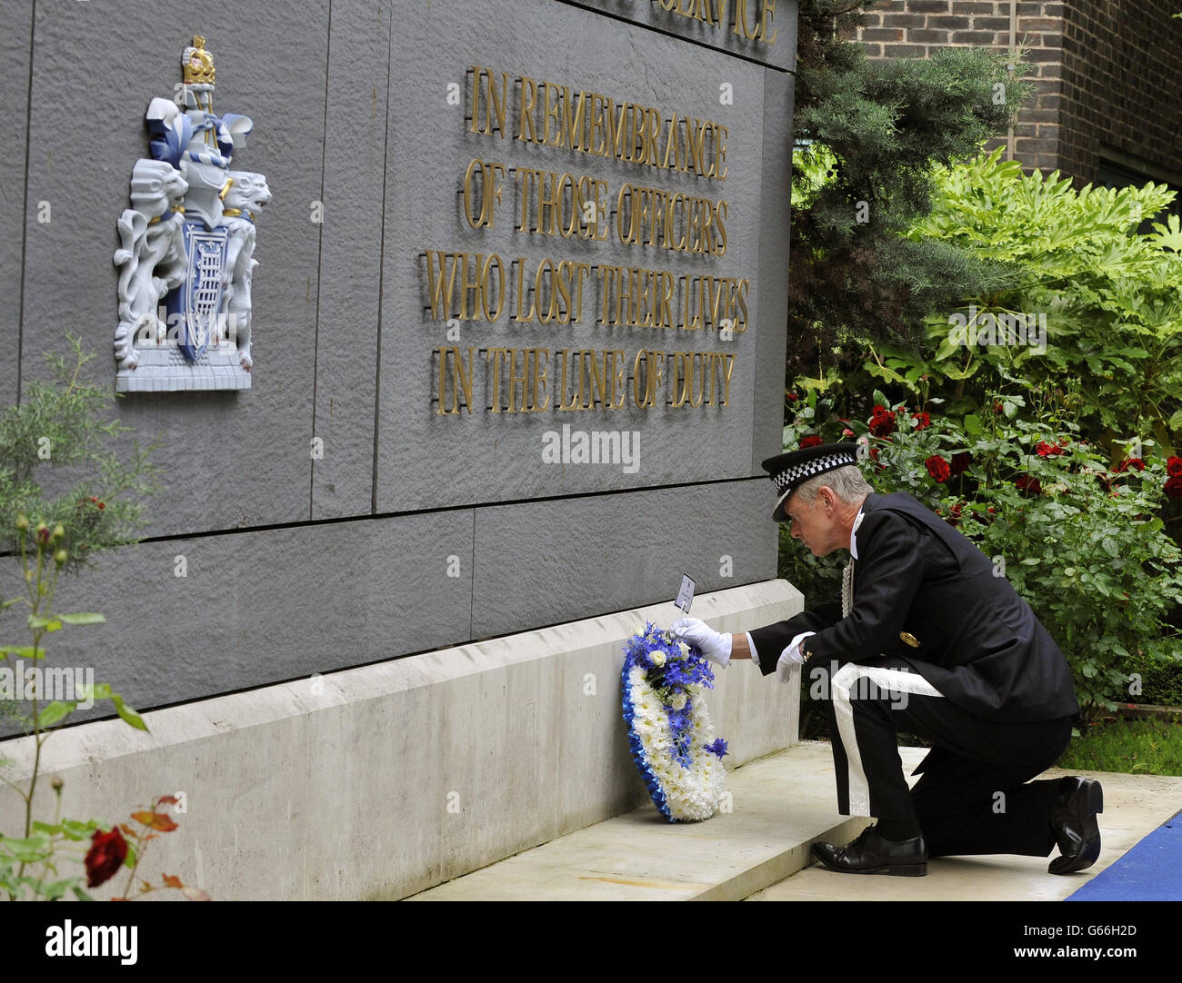 Metropolitan Police Commissioner Sir Bernard Hogan-Howe, lays a wreath ...