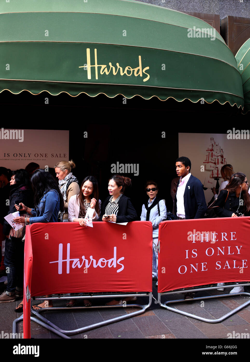 Harrods summer sale queue hi-res stock photography and images - Alamy