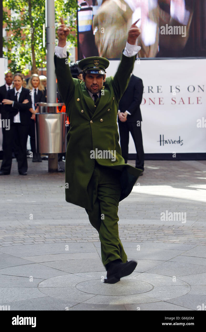 Harrods summer sale launch london hi-res stock photography and images ...