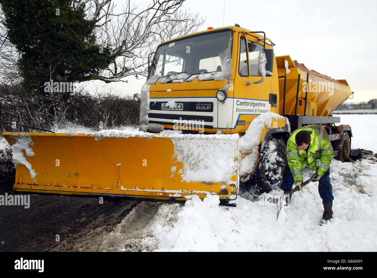 Motorists out in the snow hi-res stock photography and images - Alamy