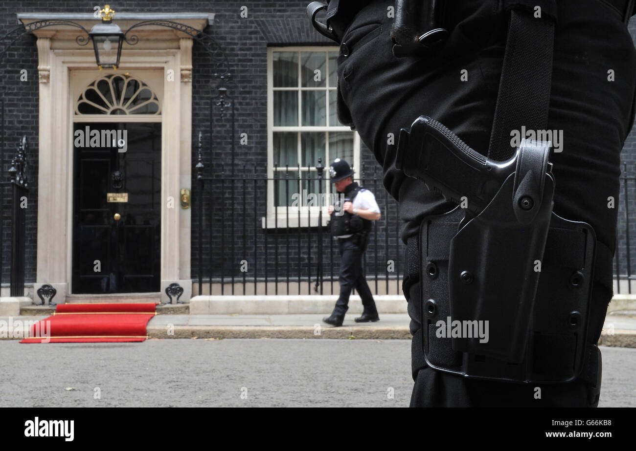 An armed Police officer outside10 Downing Street, London Stock Photo ...