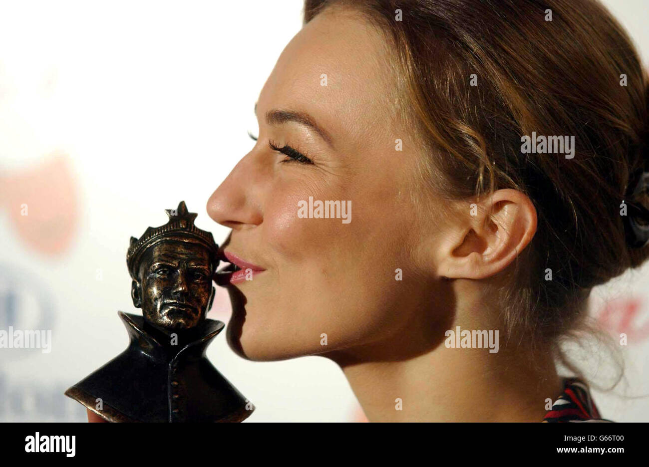 Joanna Riding kisses her 'Best Actress in a Musical or Entertainment ...