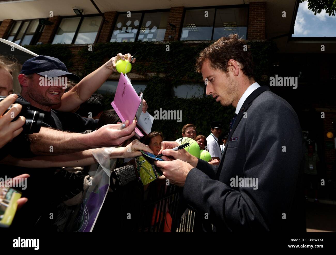 Great Britain's Andy Murray signs autographs following a practice ...