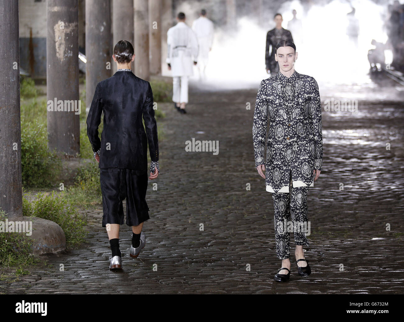 Full length model runway modelling mangsm hi-res stock photography and ...